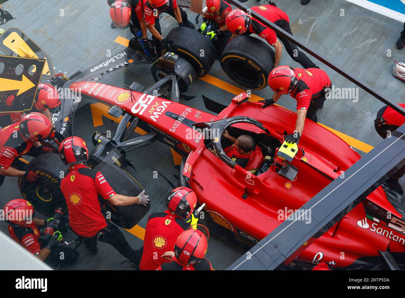 Ferrari f1 pit crew hi-res stock photography and images - Alamy