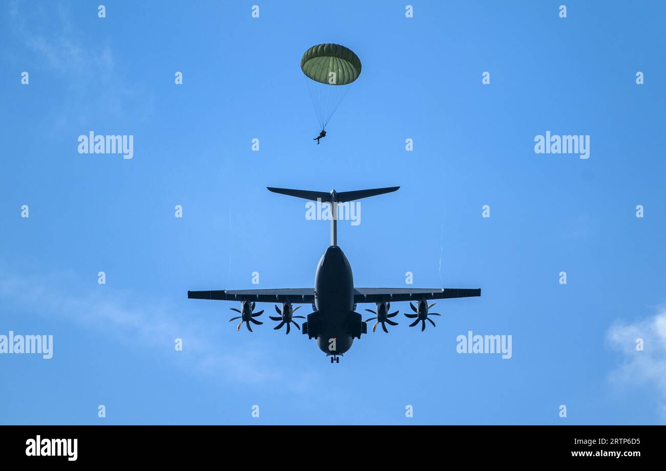 Red berets parachute army hi-res stock photography and images - Alamy
