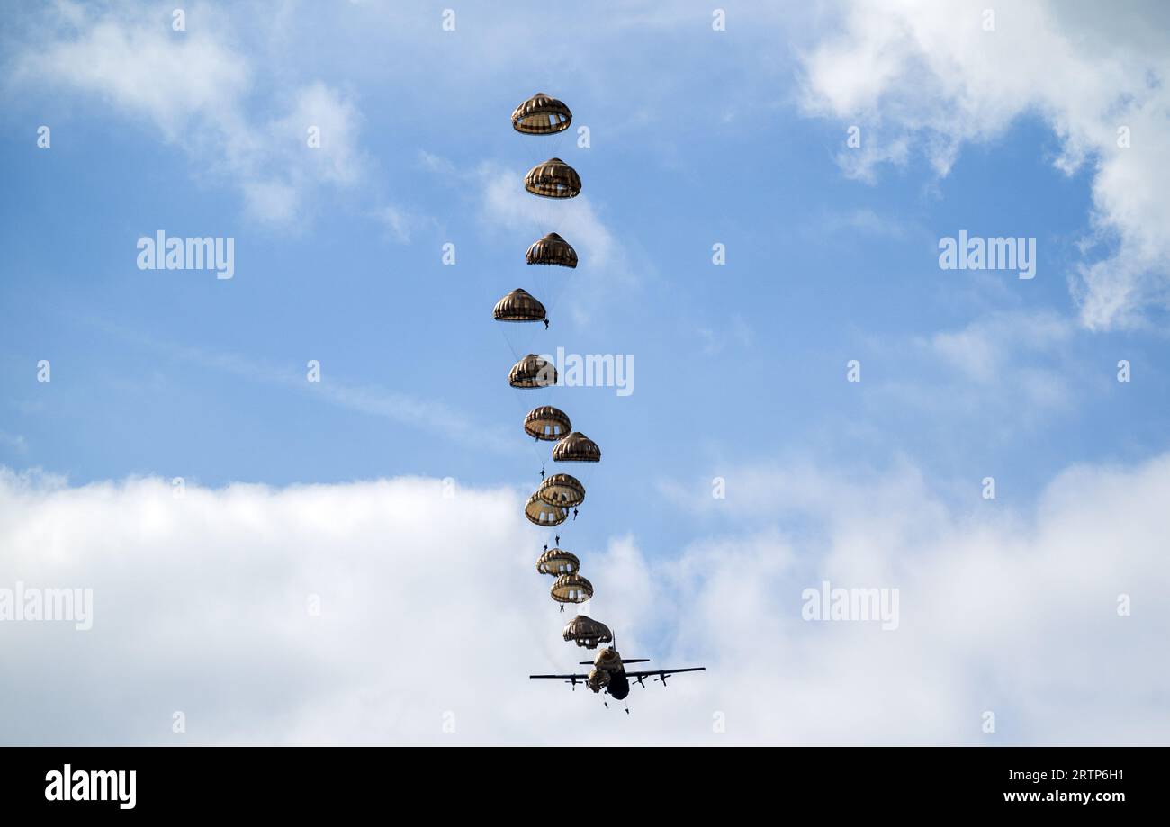 Red berets parachute army hi-res stock photography and images - Alamy