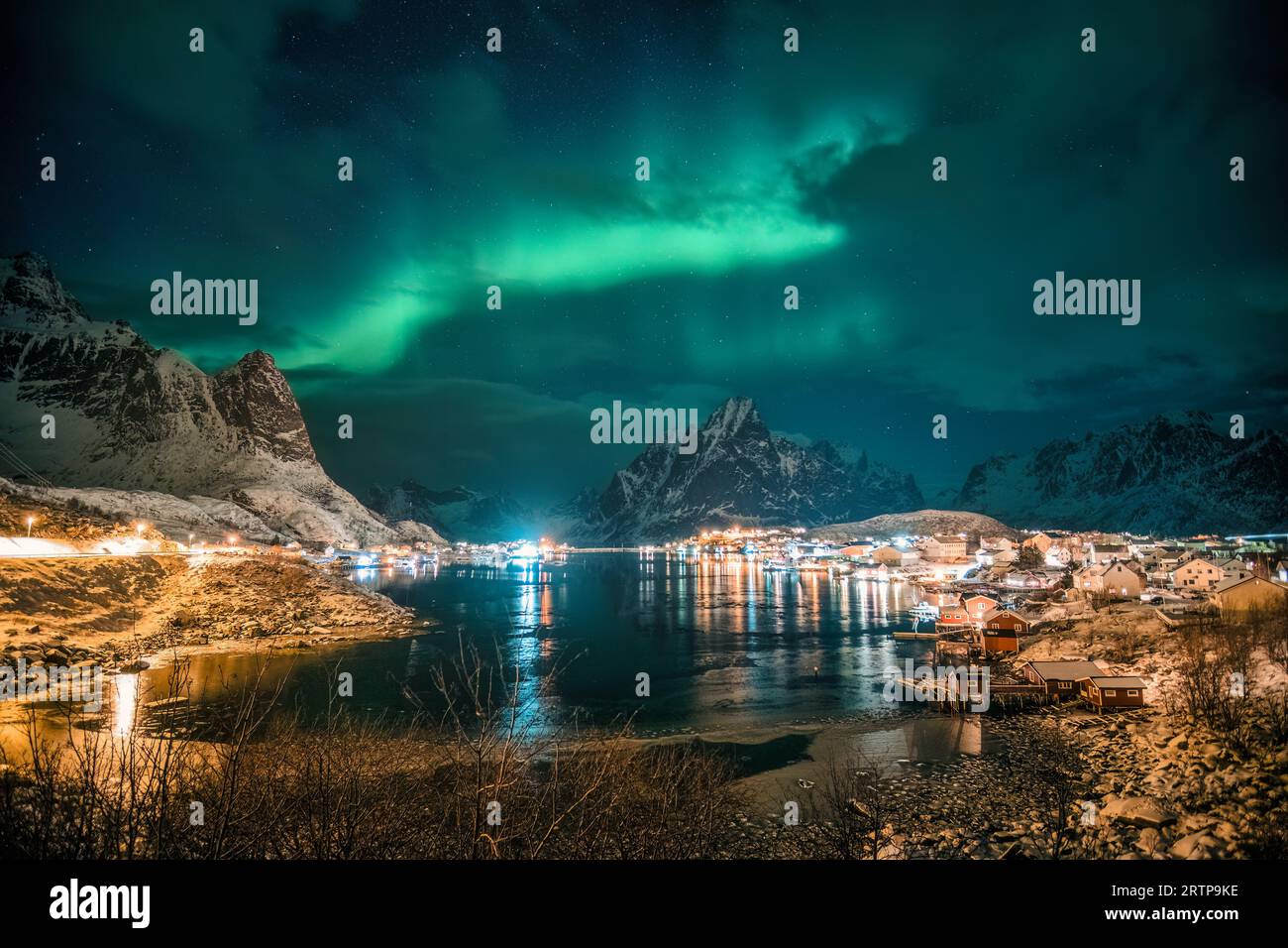 Landmark viewpoint of Aurora borealis or northern lights over Reine ...
