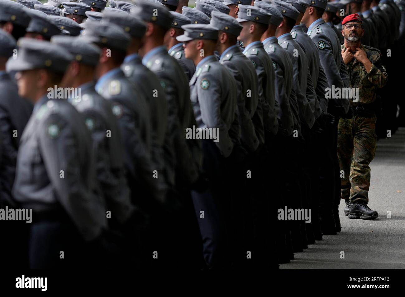 A military police officer stands behind 'Gebirgsjaeger' mountain troops ...
