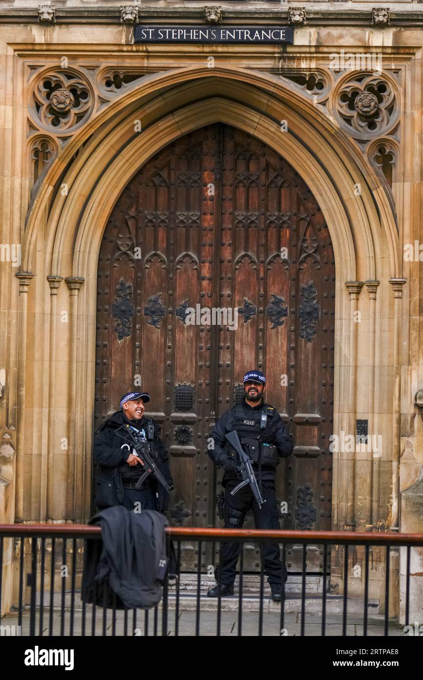 Positive images of the police hi-res stock photography and images - Alamy