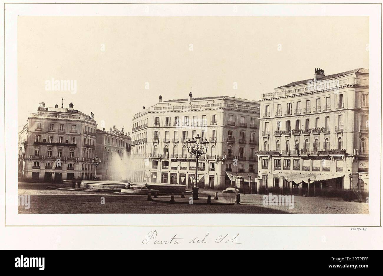 Puerta del Sol in Madrid met bovenin het linker gebouw een fotostudio ...