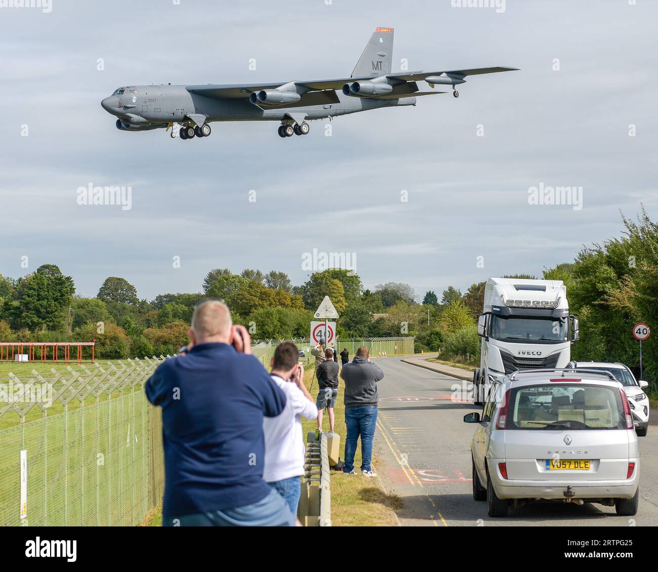 B 52 bomber hi-res stock photography and images - Alamy