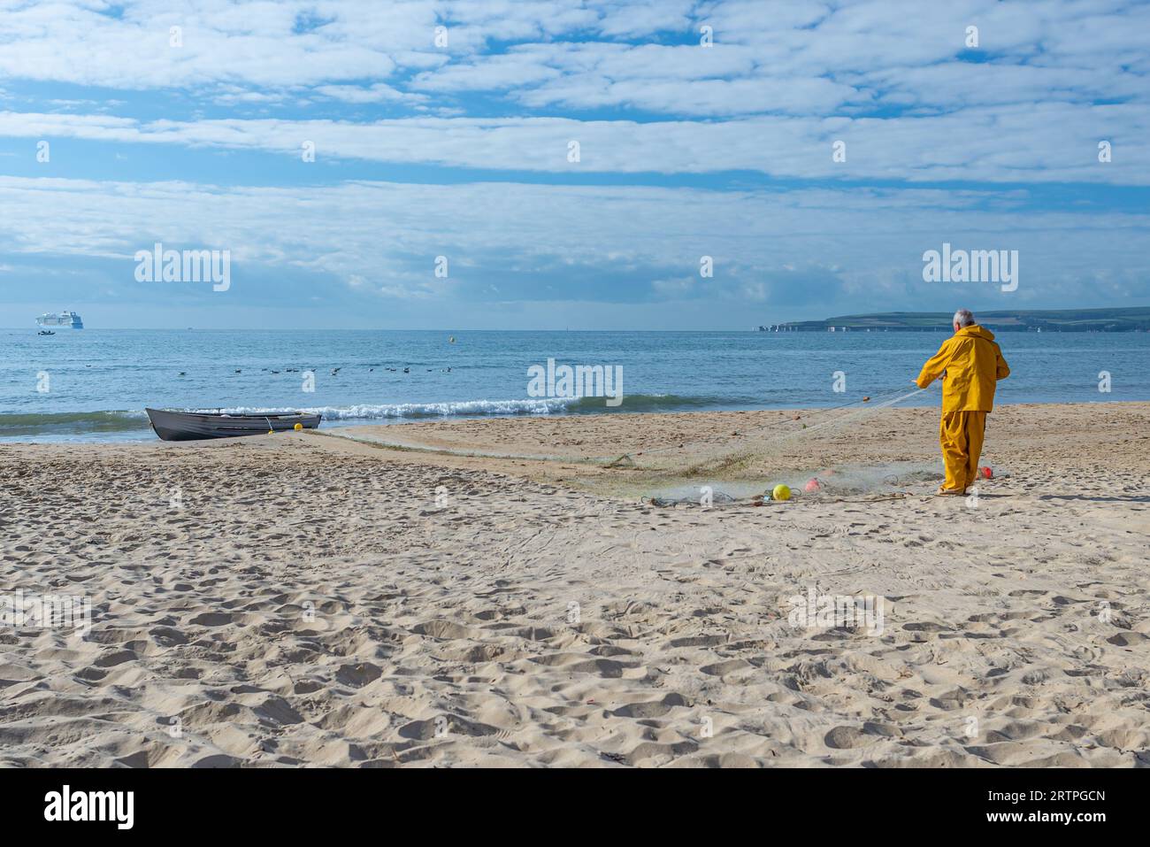 Fisherman sorting nets hi-res stock photography and images - Alamy