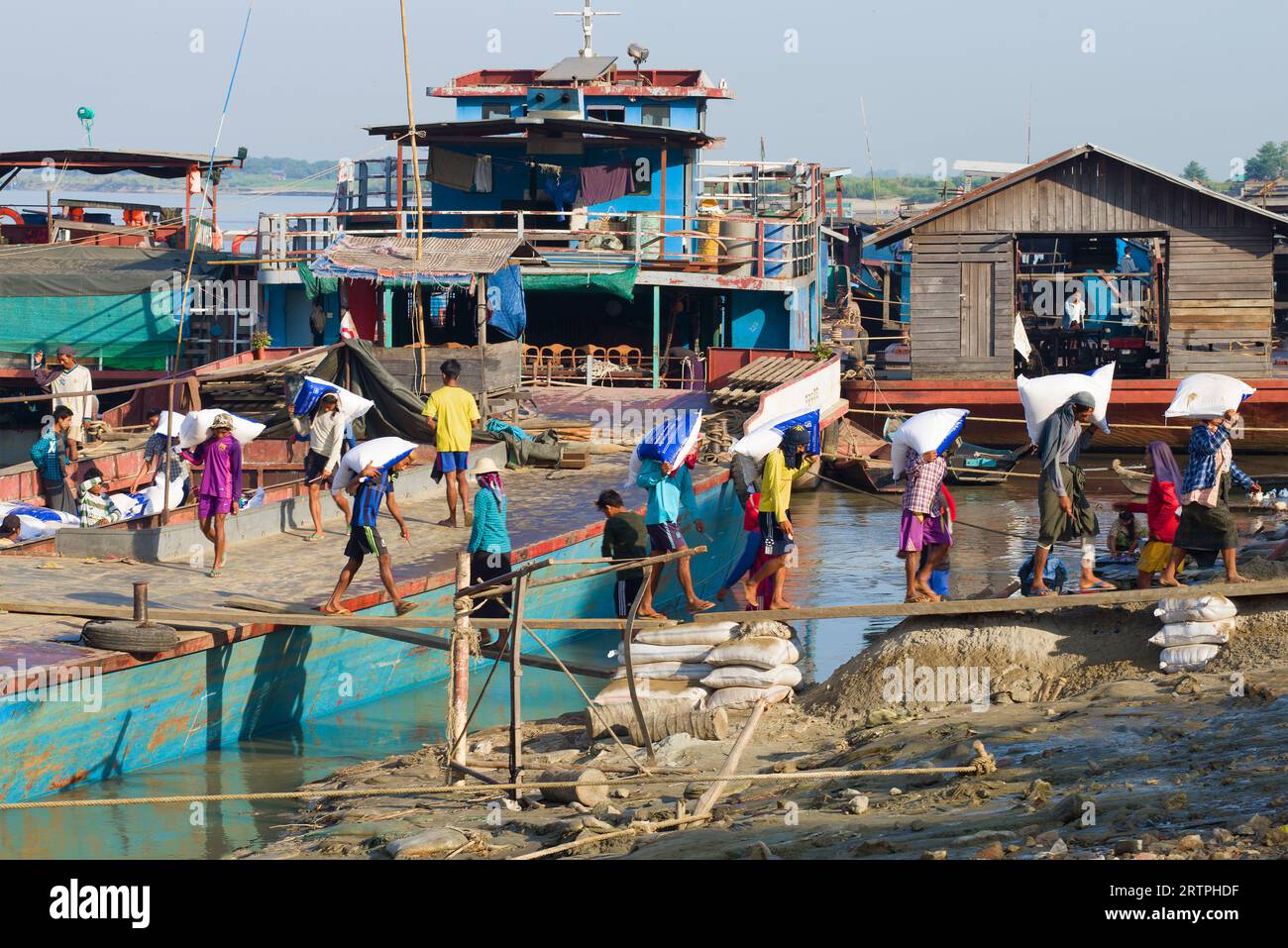 Mandalay myanmar december 2016 hi-res stock photography and images - Alamy