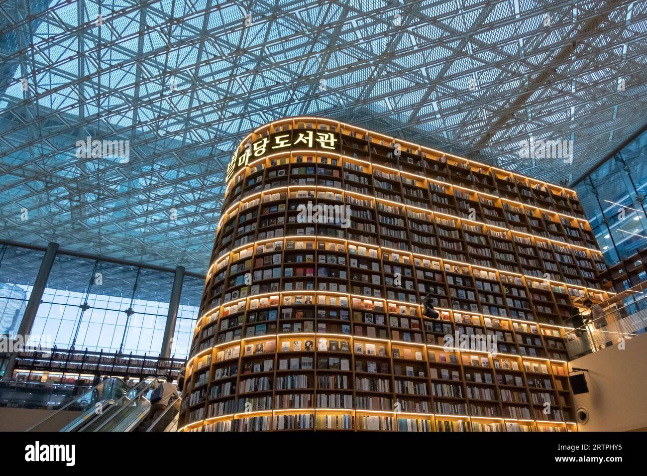 Seoul, South Korea - 10 October 2022: The Starfield Library is a ...