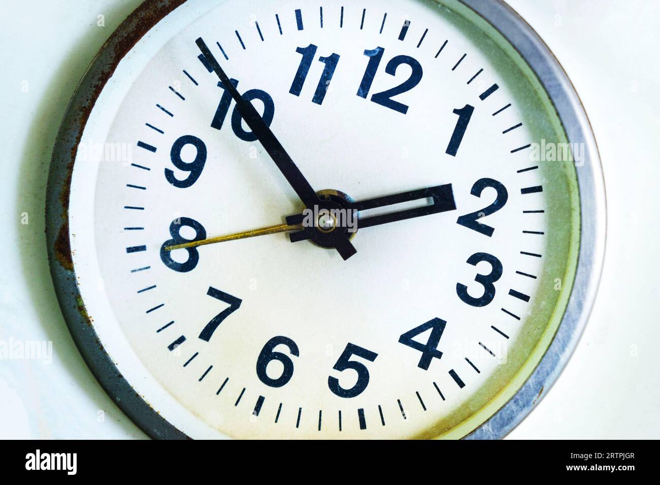 Old Vintage alarm clock, retro alarm clock. time concept. watch ...