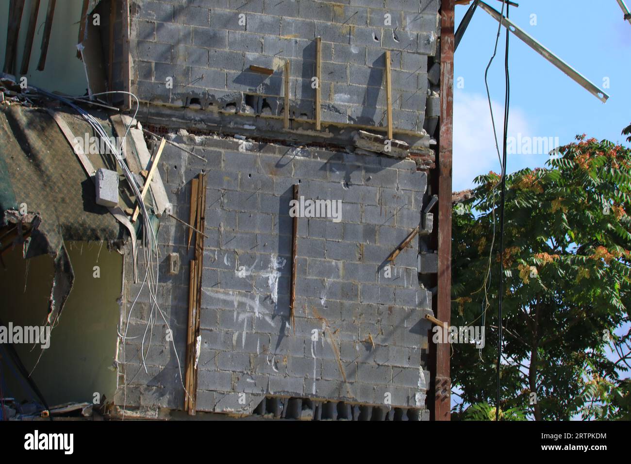 Crumbling building from a natural disaster Stock Photo - Alamy