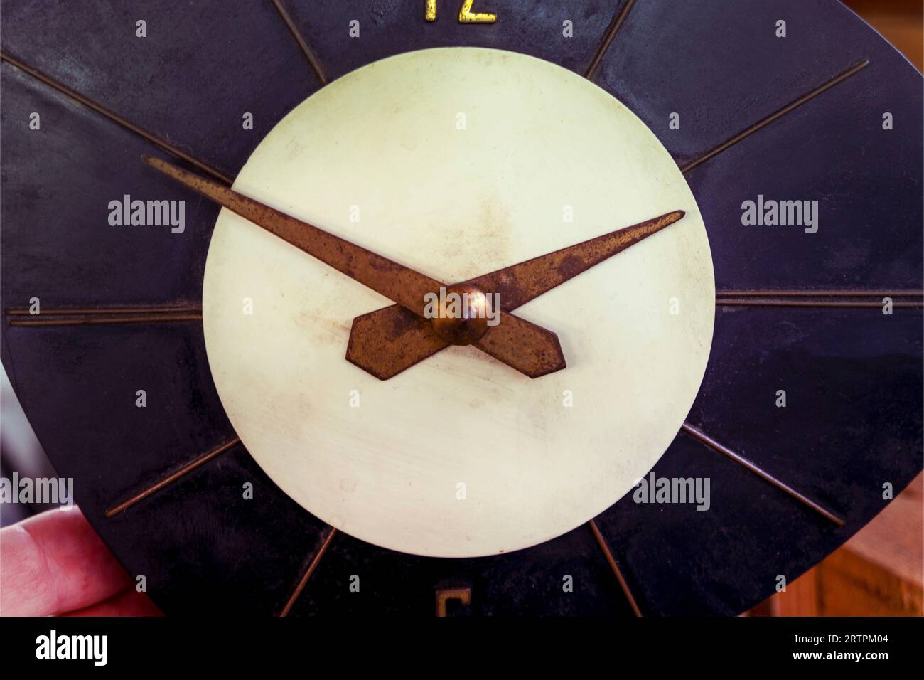 Old Vintage alarm clock, retro alarm clock. time concept. watch ...