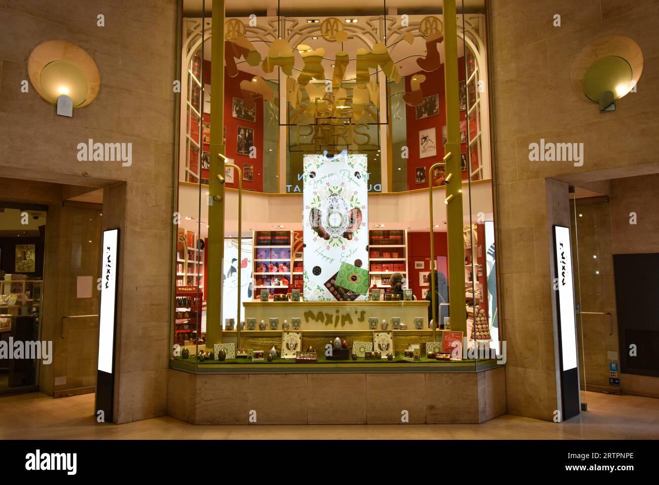 Louvre store hi-res stock photography and images - Alamy