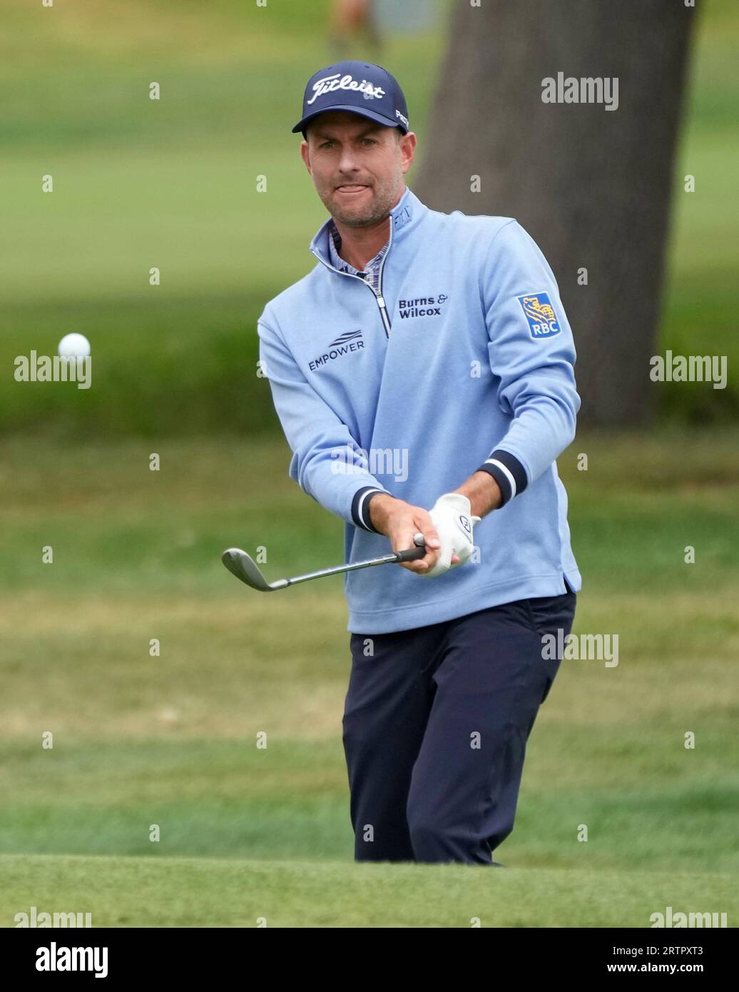 Webb Simpson chips to the 18th green of the Silverado Resort North ...