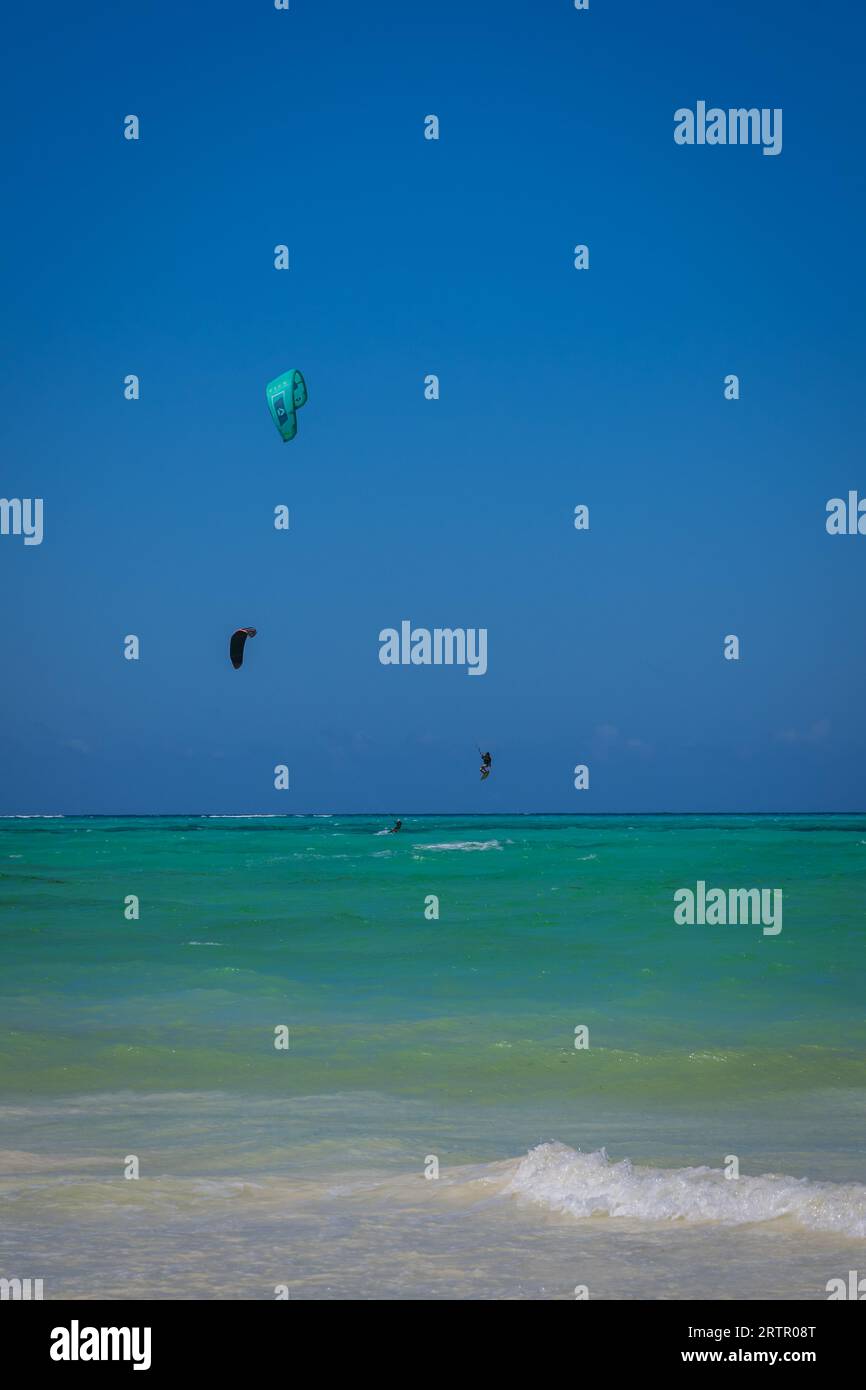 Kitesurfers kitesurfing in Zanzibar Stock Photo - Alamy