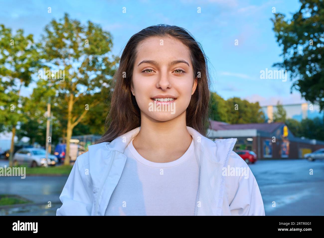 Outdoor portrait smiling girl 16, 17 year old Stock Photo - Alamy