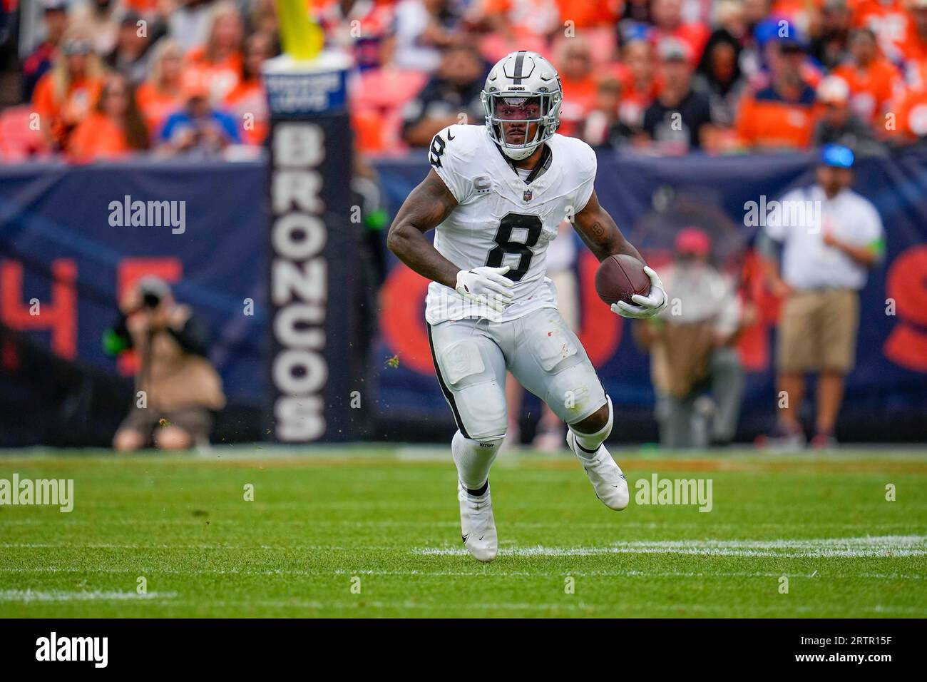 Las Vegas Raiders running back Josh Jacobs (8) rushes against the ...