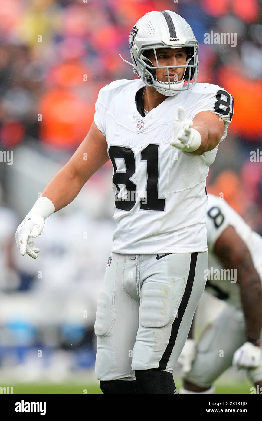 Las Vegas Raiders tight end Austin Hooper (81) lines up against the ...