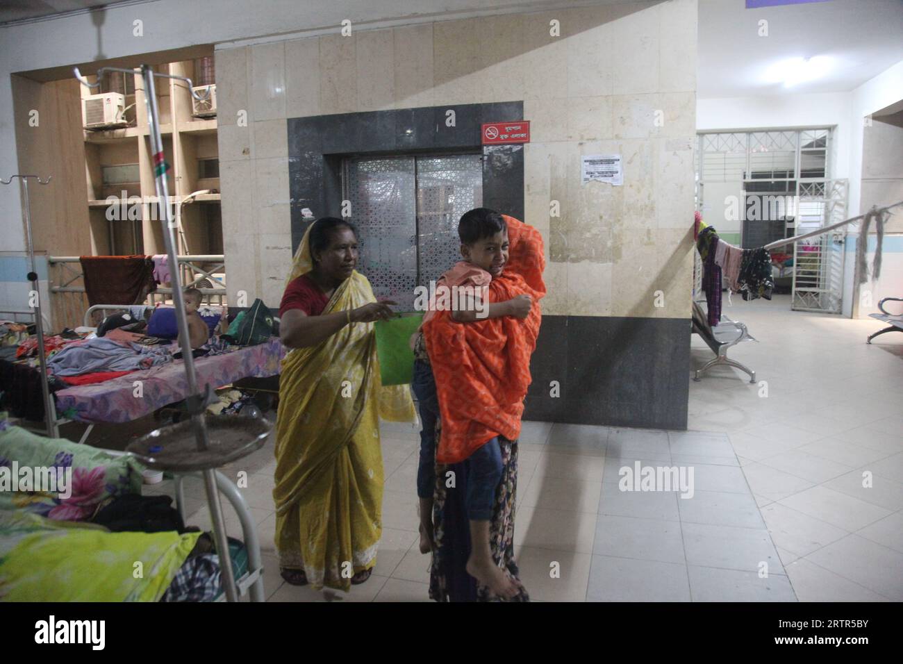 Dhaka Bangladesh september 14,2023.Patience suffering from dengue fever being treat inside the ...