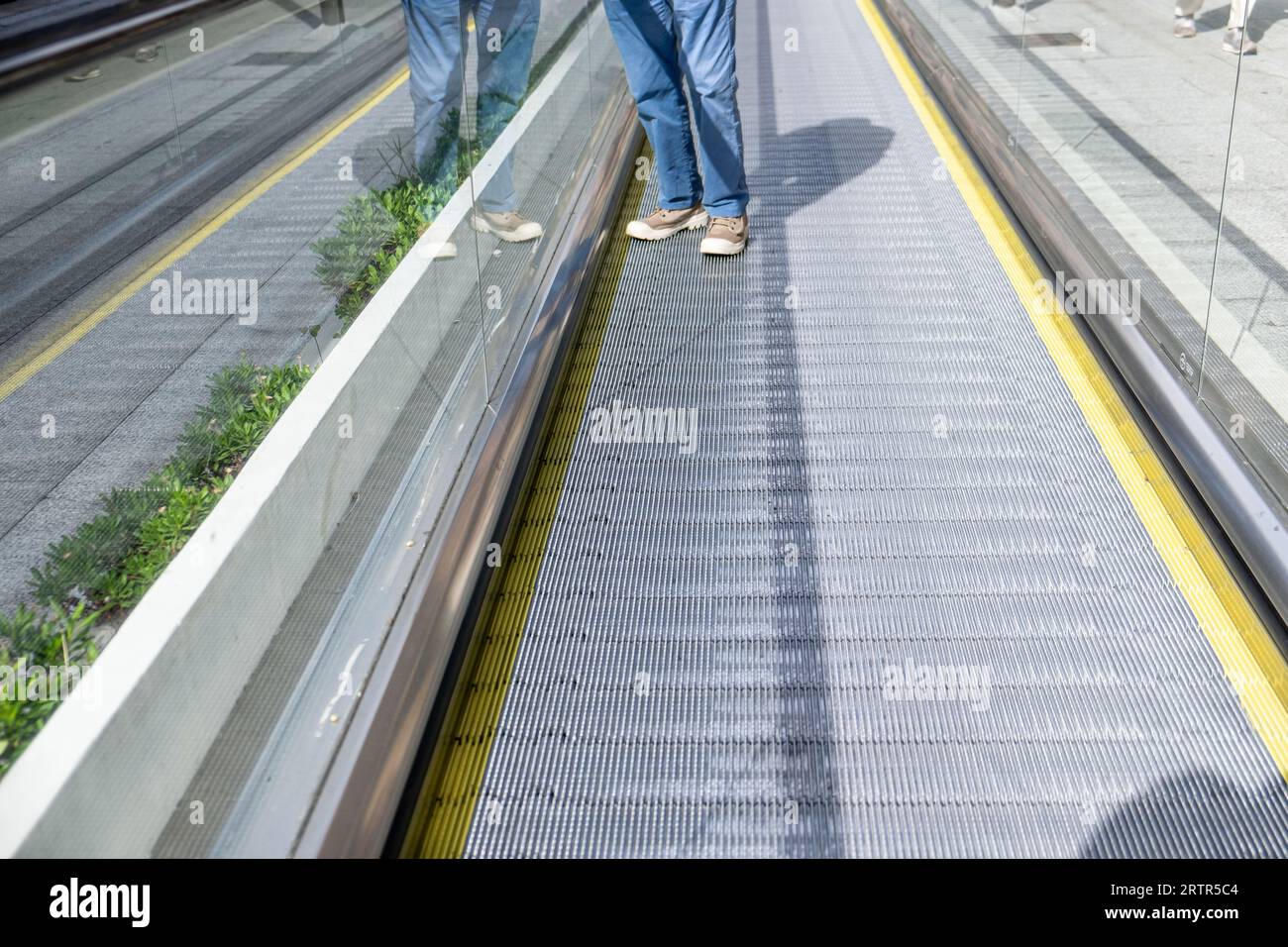 Mechanical walkway ramp escalator hi-res stock photography and images ...