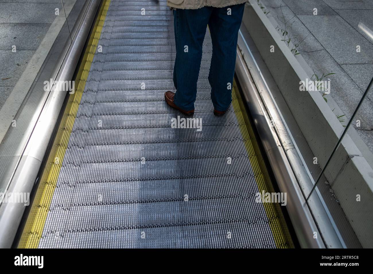 Mechanical walkway ramp escalator hi-res stock photography and images ...