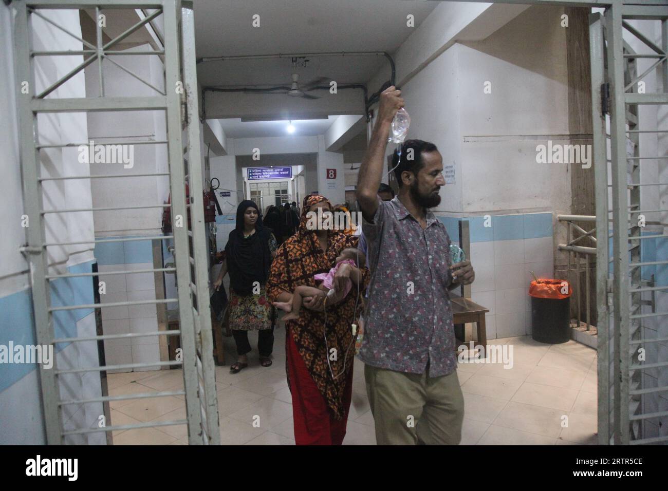Dhaka Bangladesh september 14,2023.Patience suffering from dengue fever being treat inside the ...