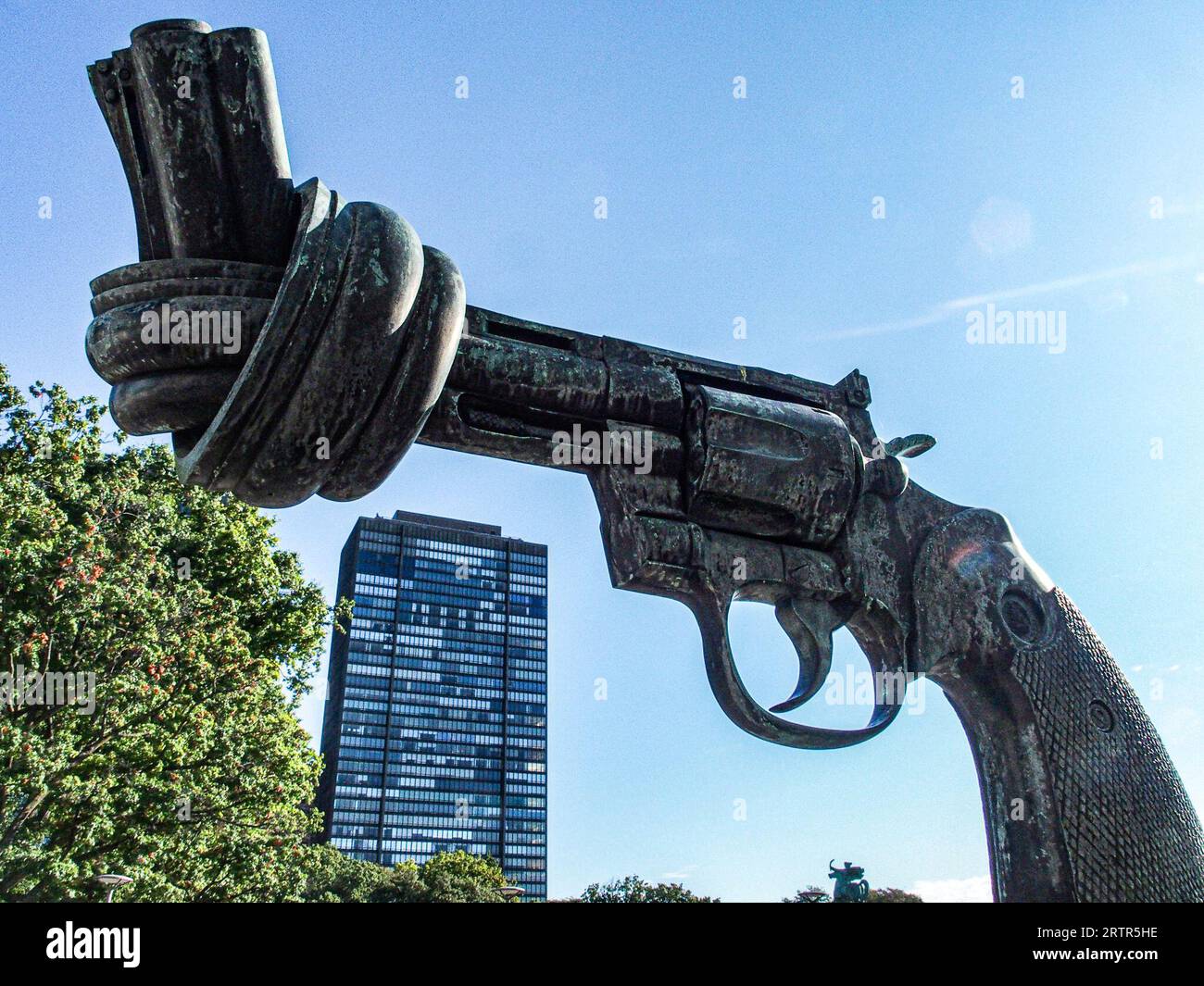 New York, New York, USA. 14th Sep, 2023. The Knotted Gun, a bronze ...
