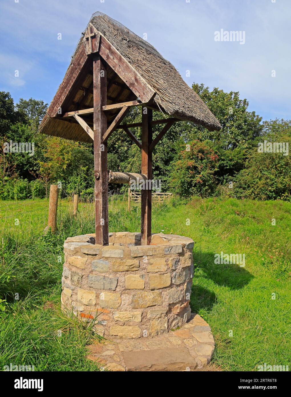 Wishing well roof hi-res stock photography and images - Alamy