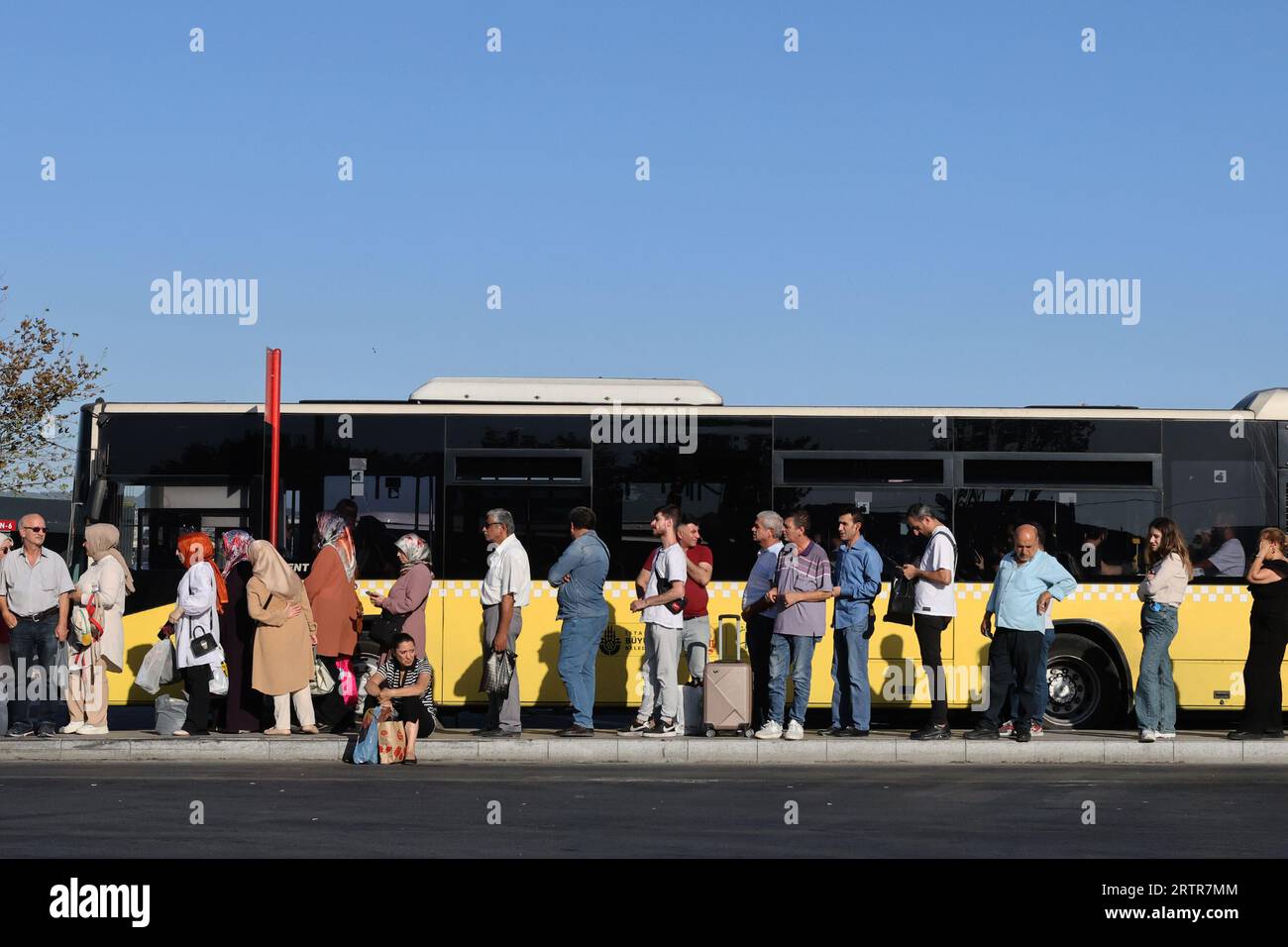 Passengers queuing for a bus in Istanbul, Turkey Stock Photo - Alamy