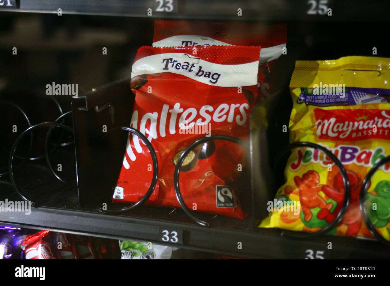 Candy vending machine hi-res stock photography and images - Alamy