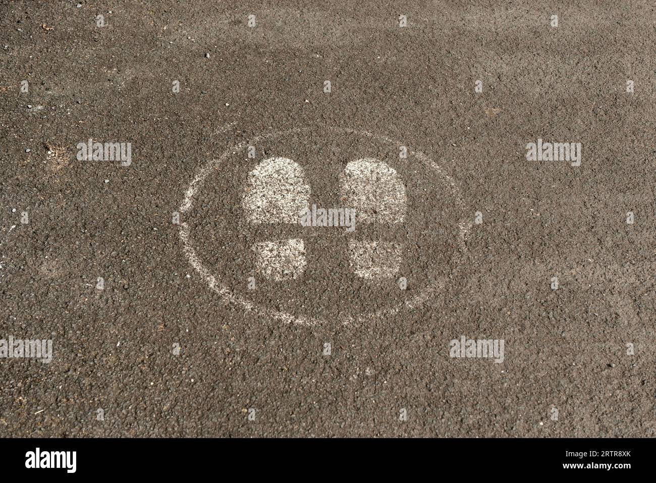 Signs warning social distance hi-res stock photography and images - Alamy