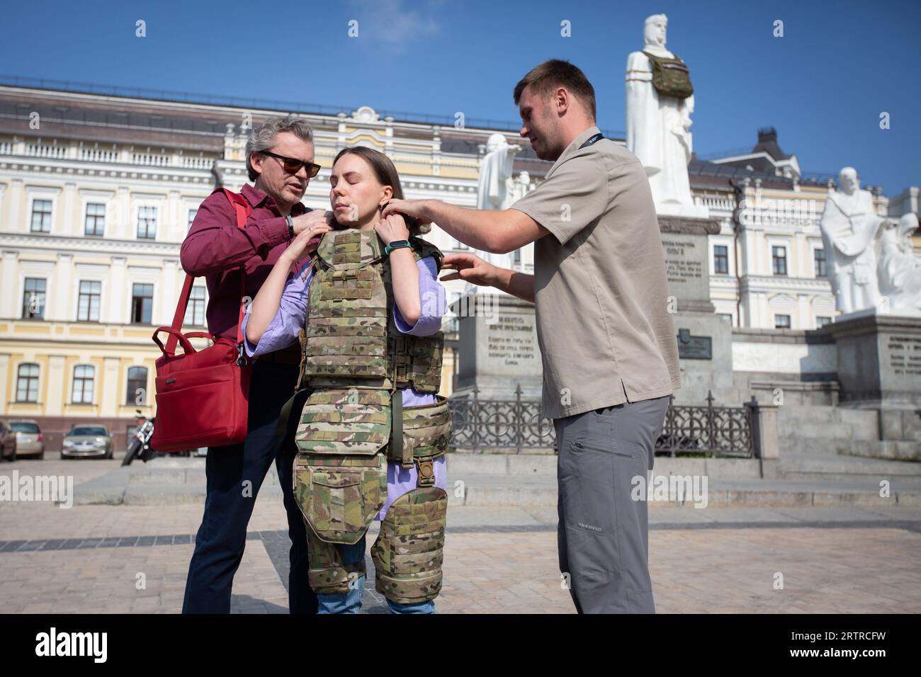 Kyiv, Ukraine. 14th Sep, 2023. Specialists help a girl put on a ...