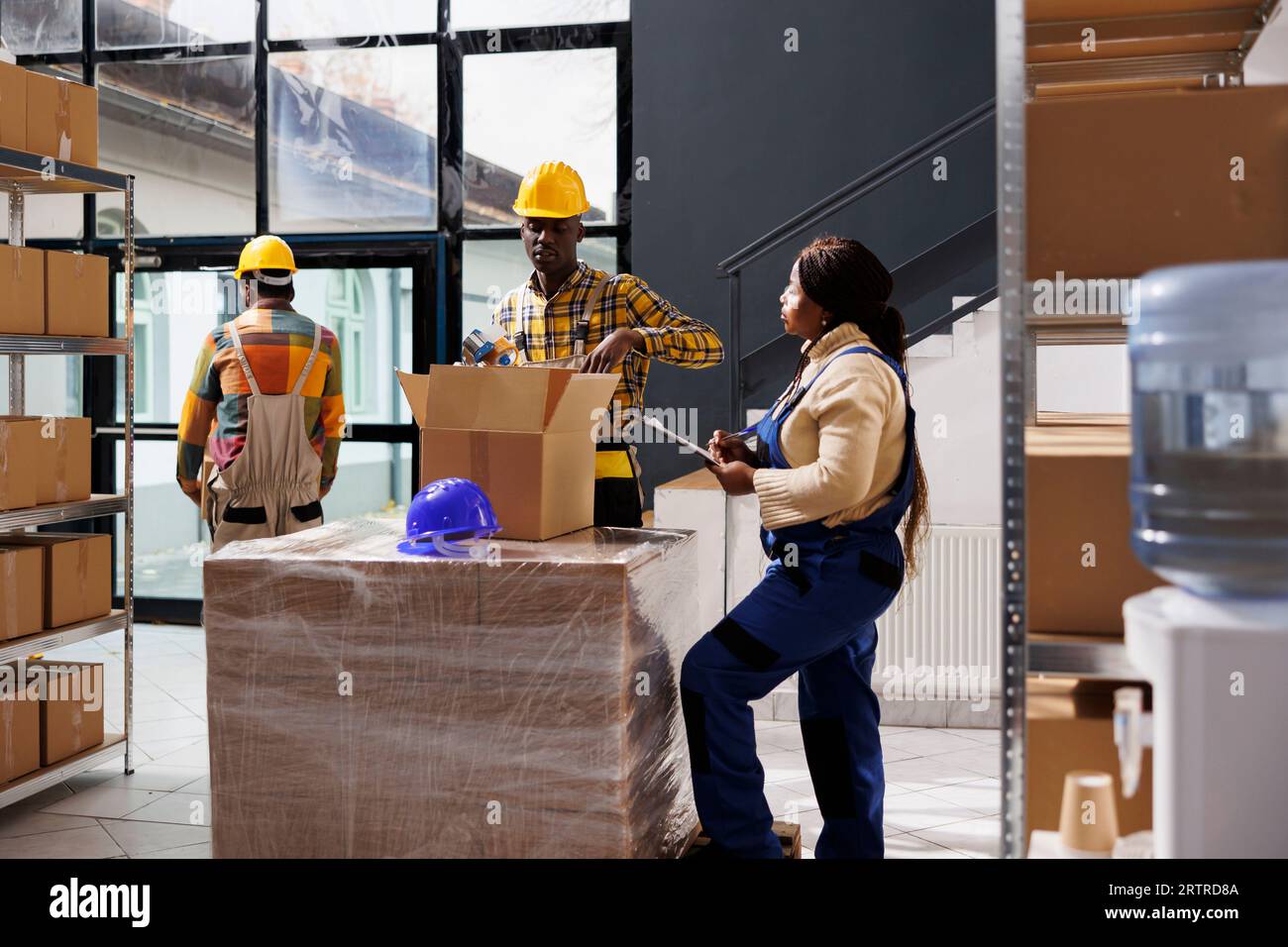 Shipment handlers hi-res stock photography and images - Alamy