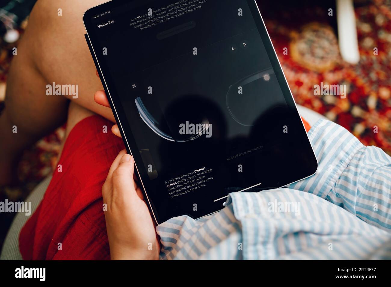 Immersive reading hi-res stock photography and images - Alamy