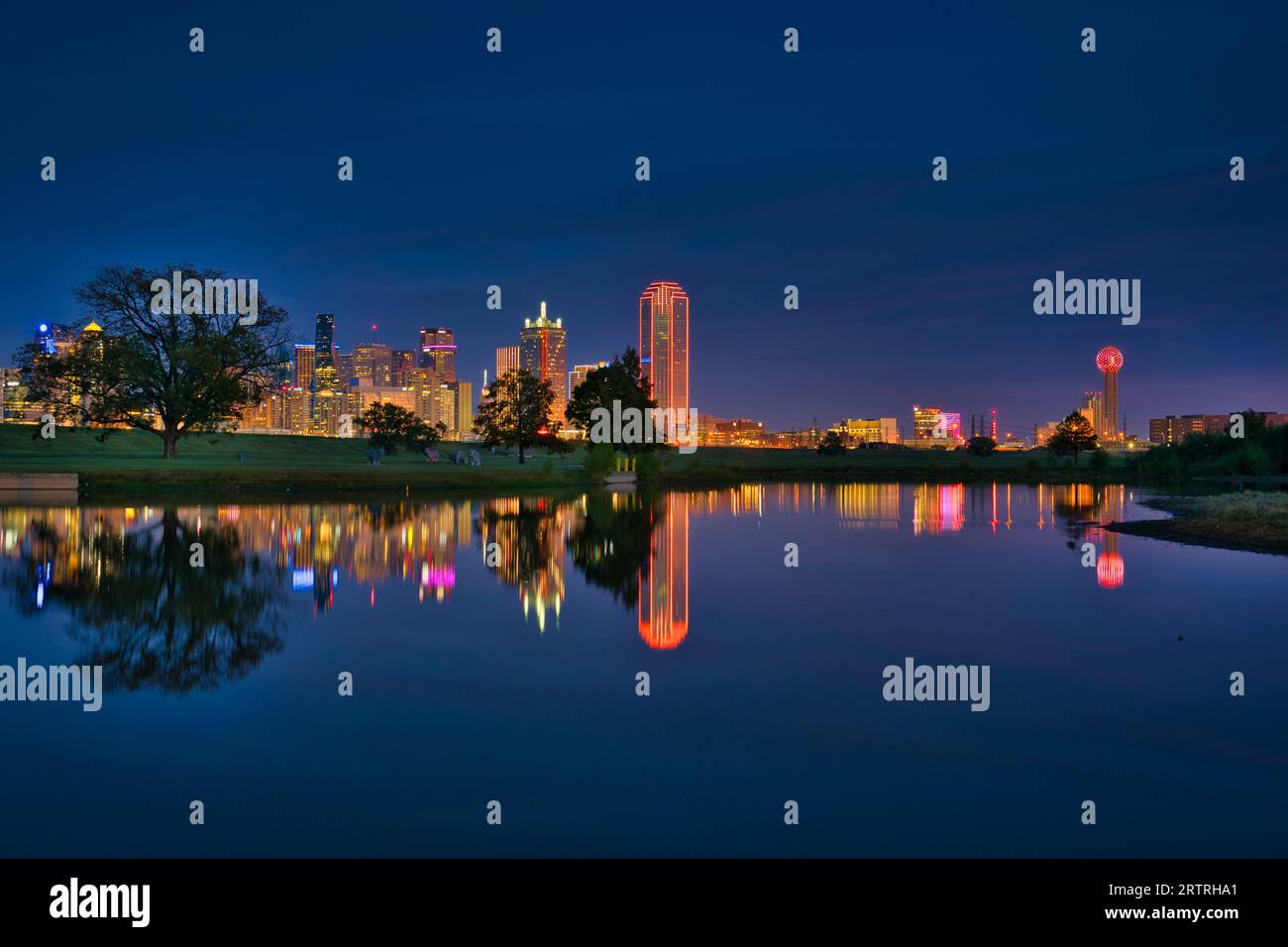 Dallas skyline at night hi-res stock photography and images - Alamy
