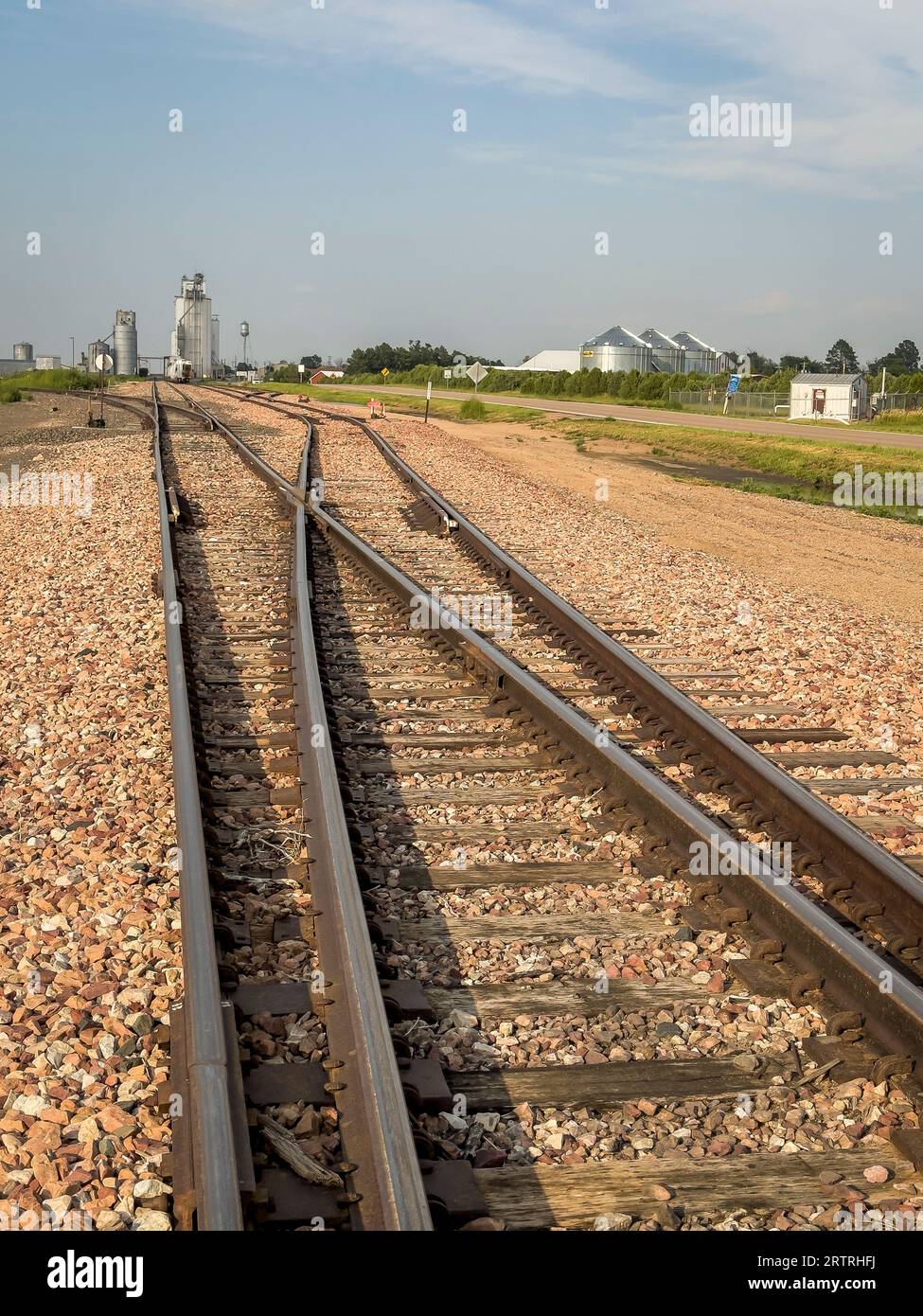 Grain silo railroad tracks hi-res stock photography and images - Alamy