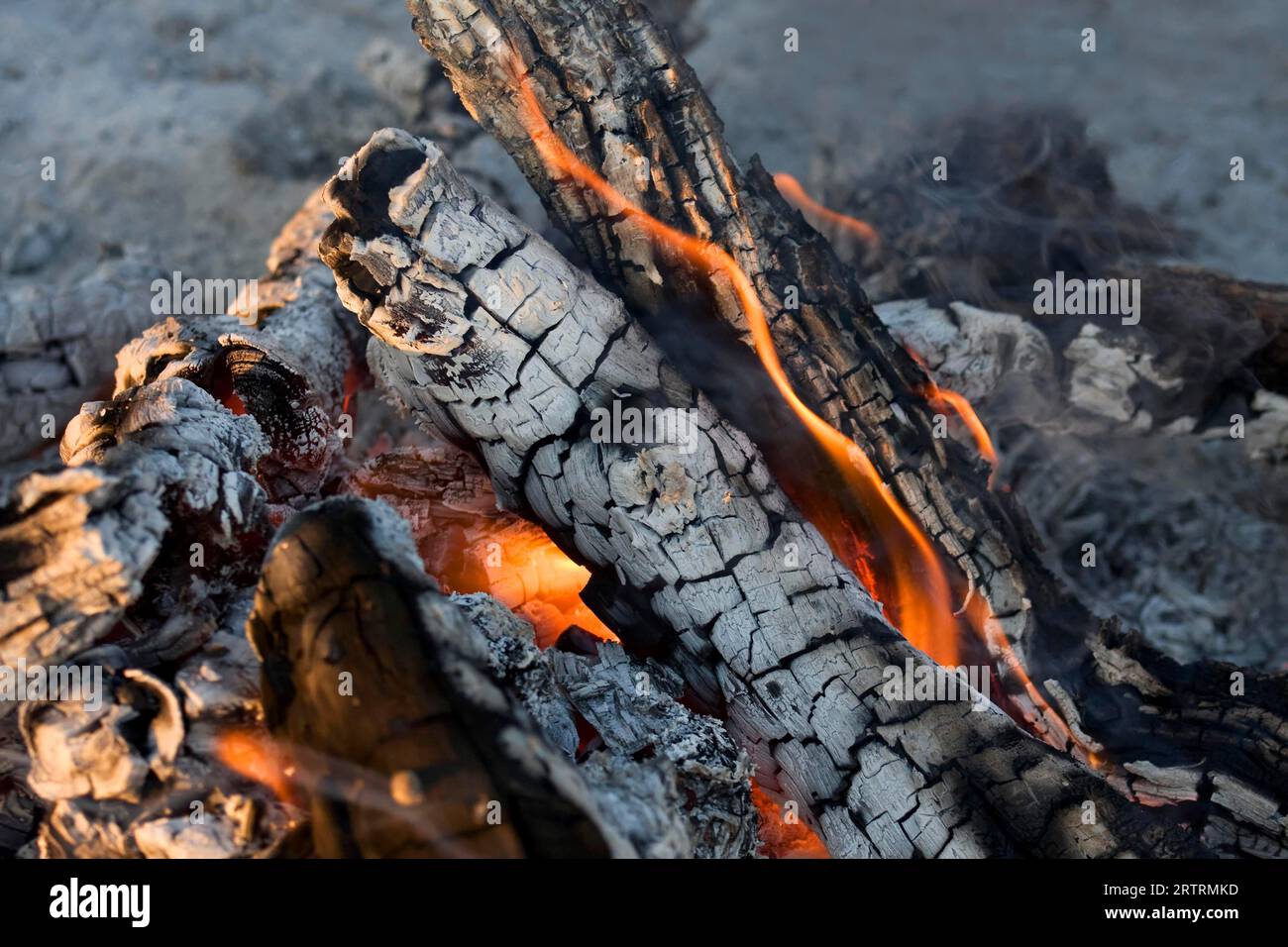 Burning pieces of wood, small fire Stock Photo - Alamy