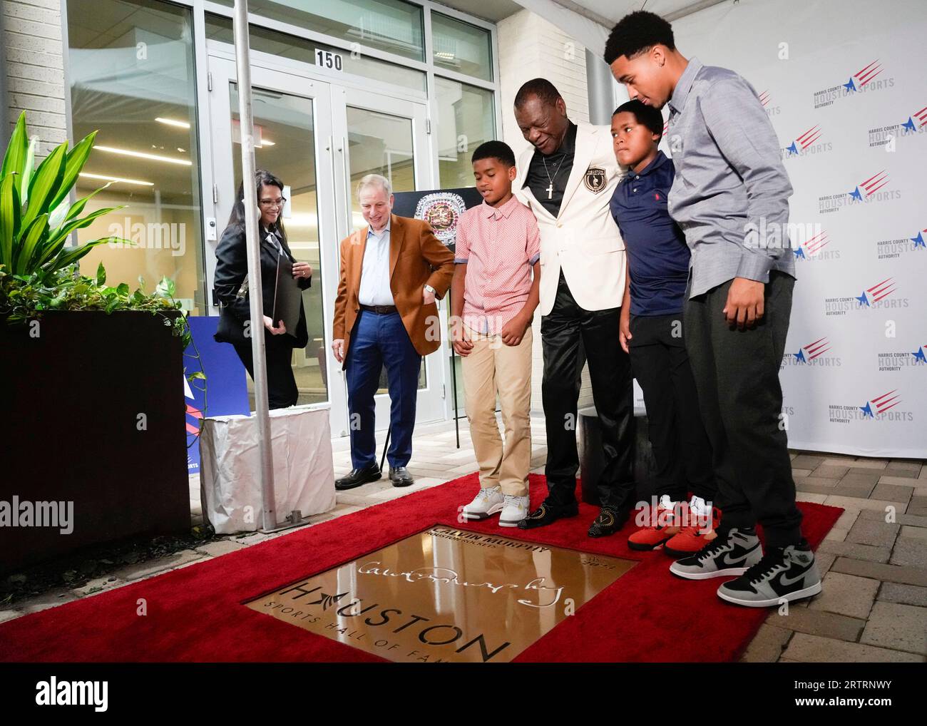 Former Houston Rockets Calvin Murphy, center, reacts after getting his ...