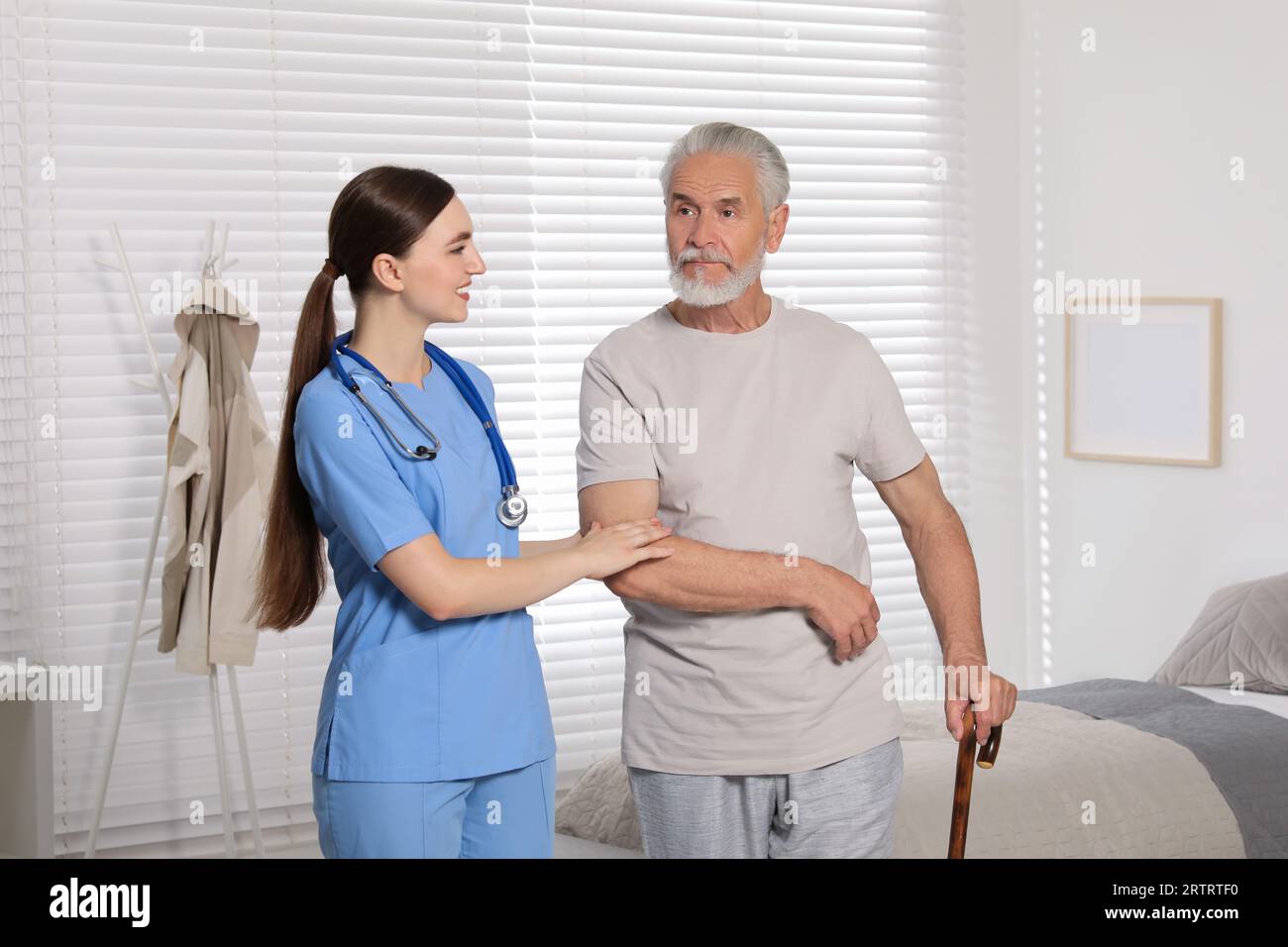 Young medic assisting elderly hi-res stock photography and images - Alamy