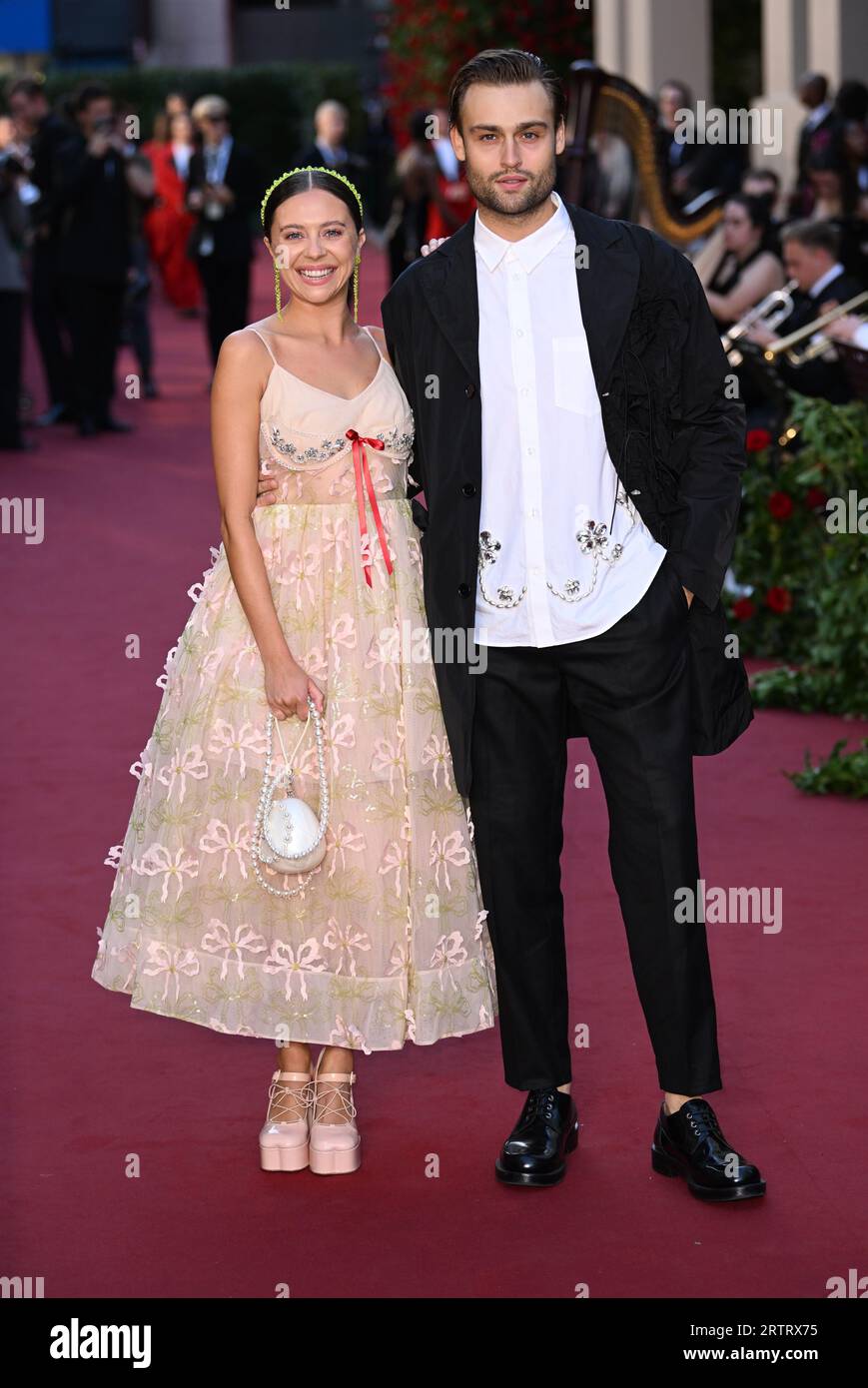 Douglas booth and bel powley hi-res stock photography and images - Alamy