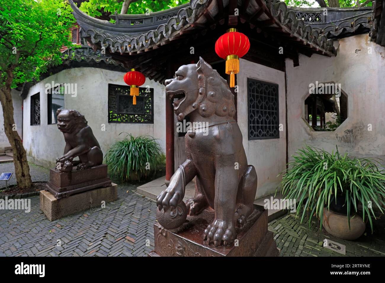 Sculpture in yu garden shanghai hi-res stock photography and images - Alamy