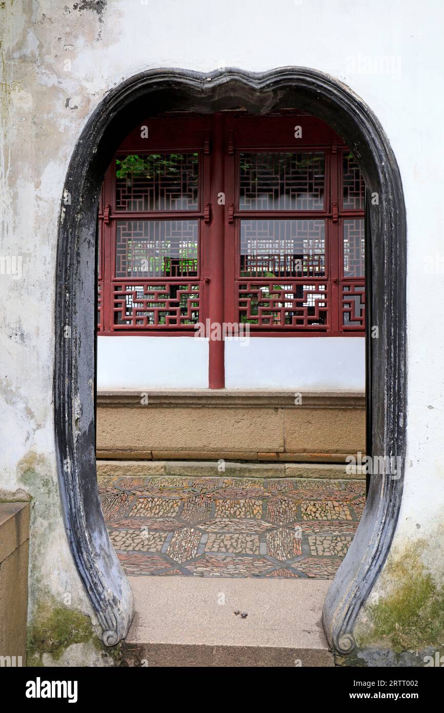 Chinese moon gate hi-res stock photography and images - Alamy