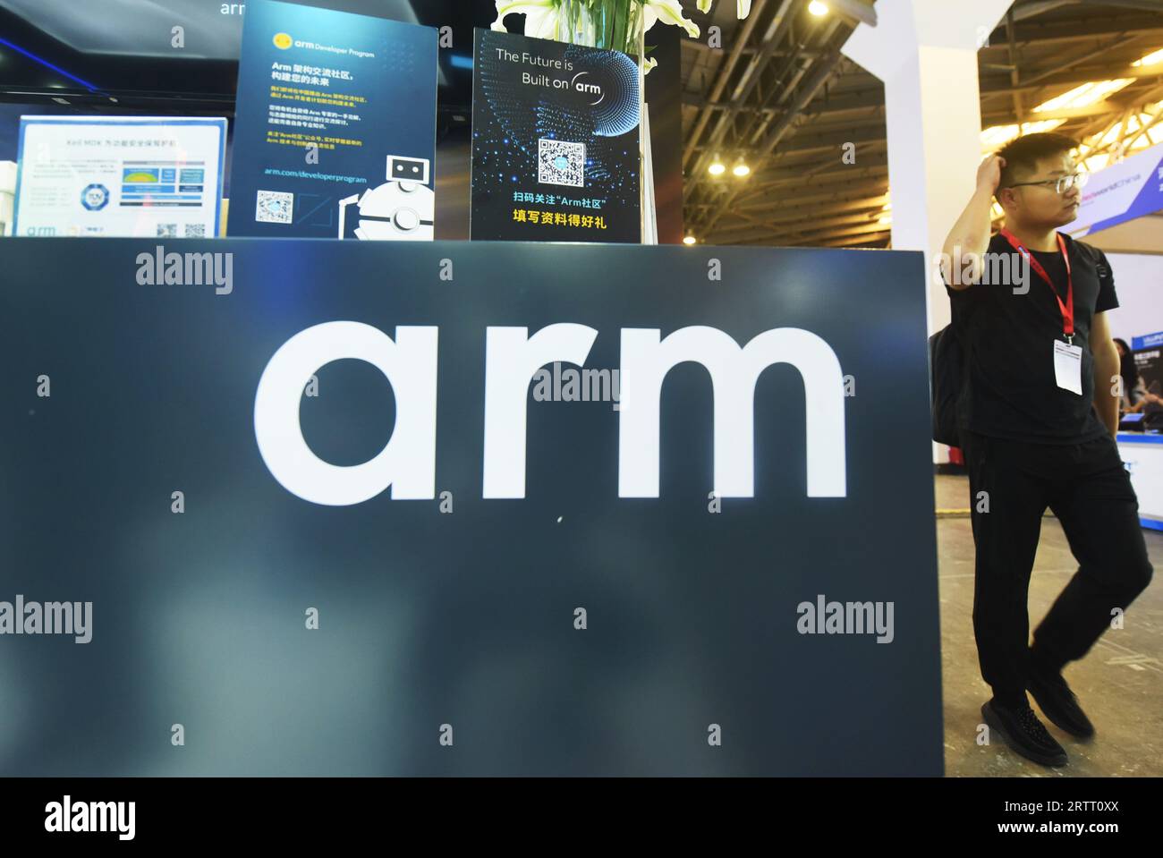 China arm hi-res stock photography and images - Alamy