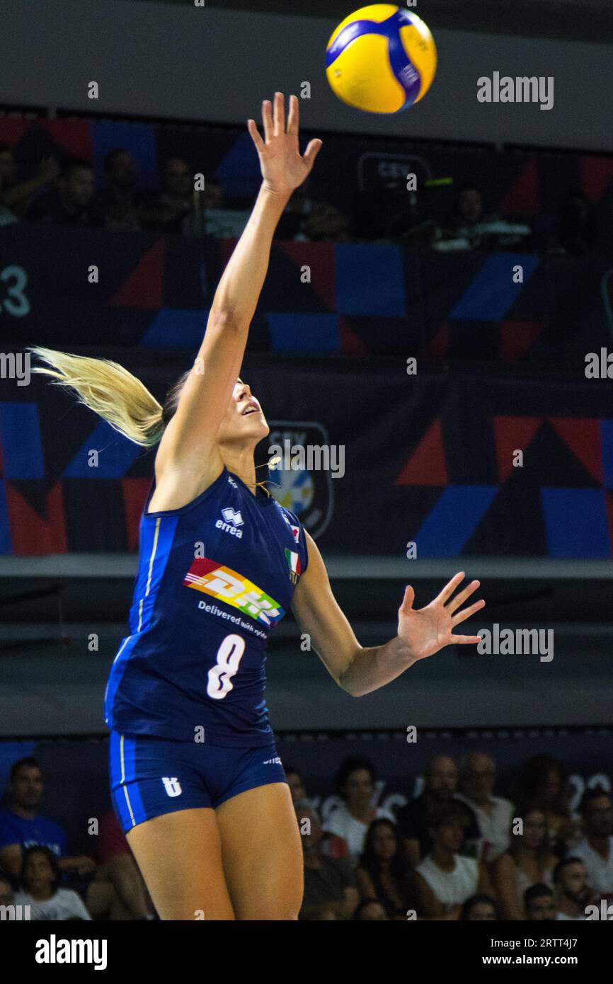 Female volleyball serve hi-res stock photography and images - Alamy