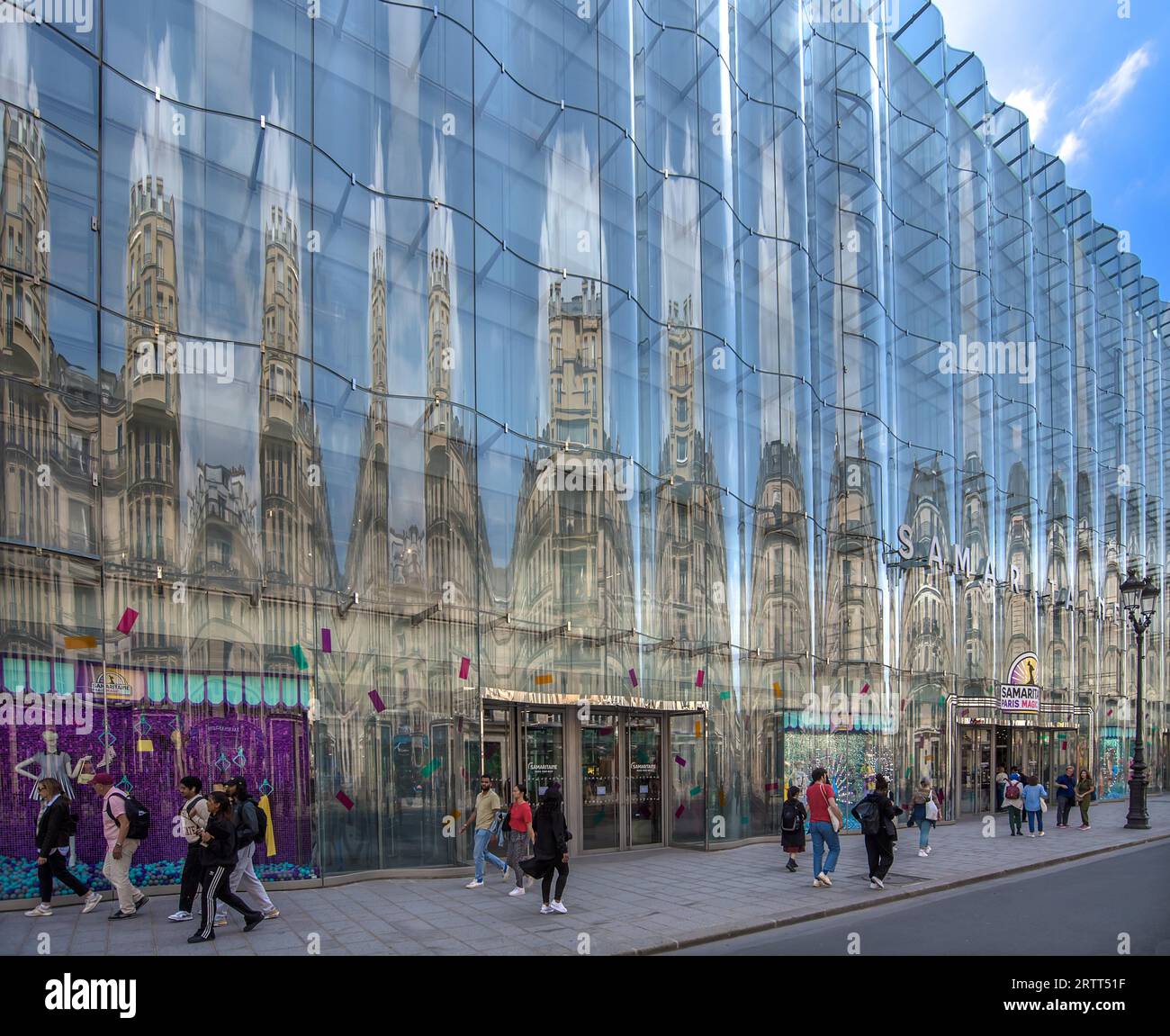 Reflecting shop window facade of the exclusive department stores' La ...