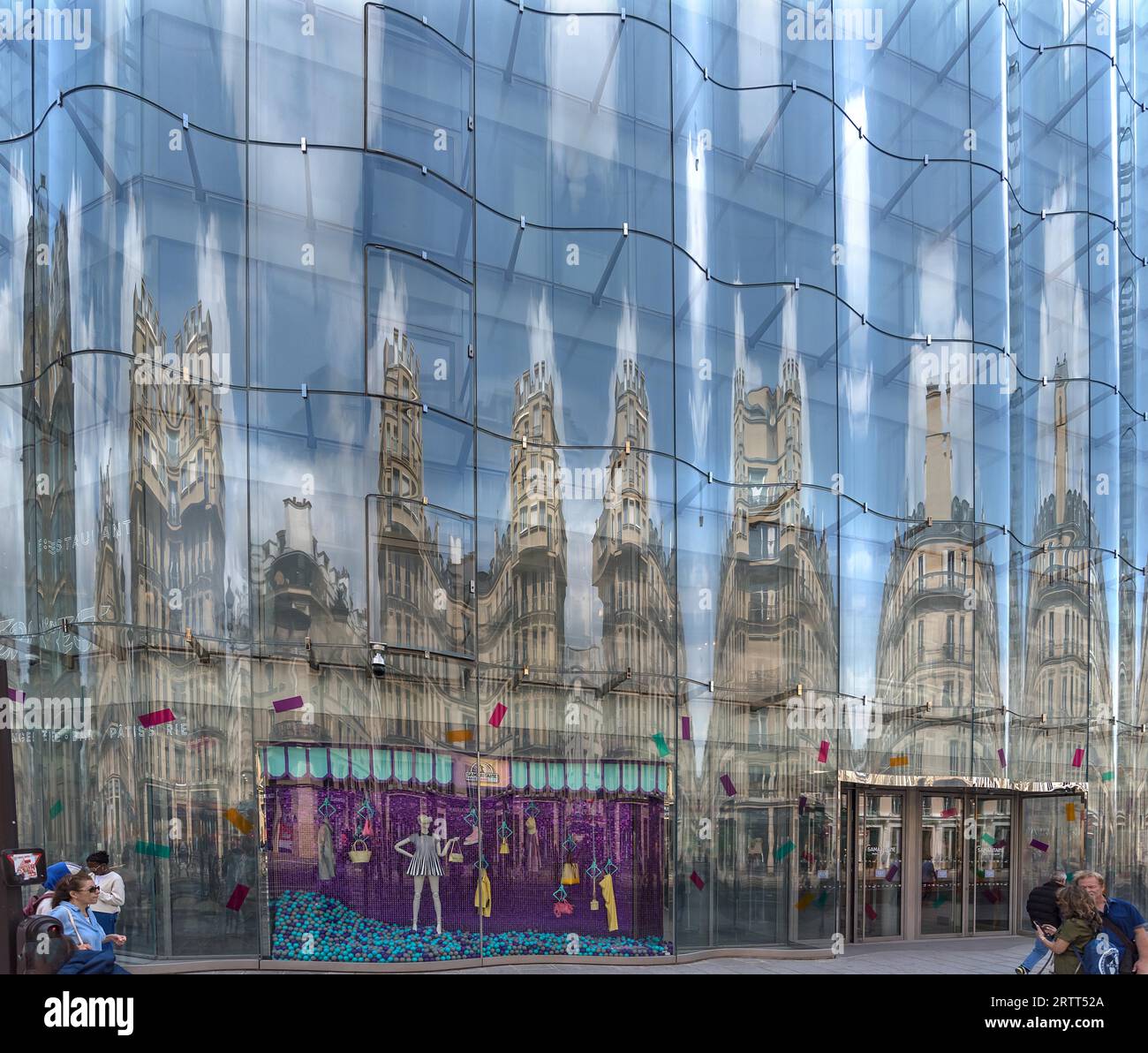 Reflecting shop window facade of the exclusive department stores' La ...