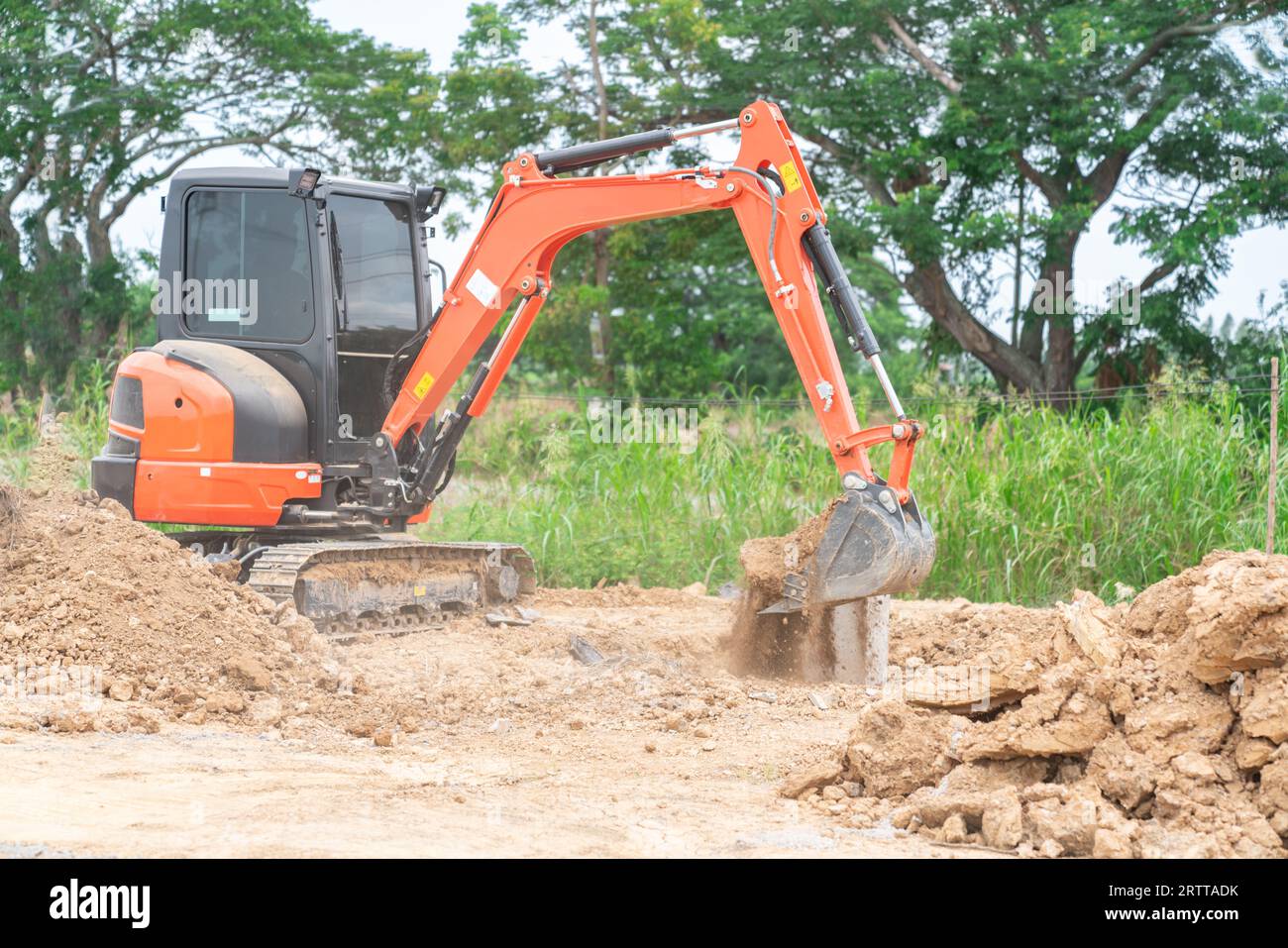 Excavator digging pile white hi-res stock photography and images - Alamy