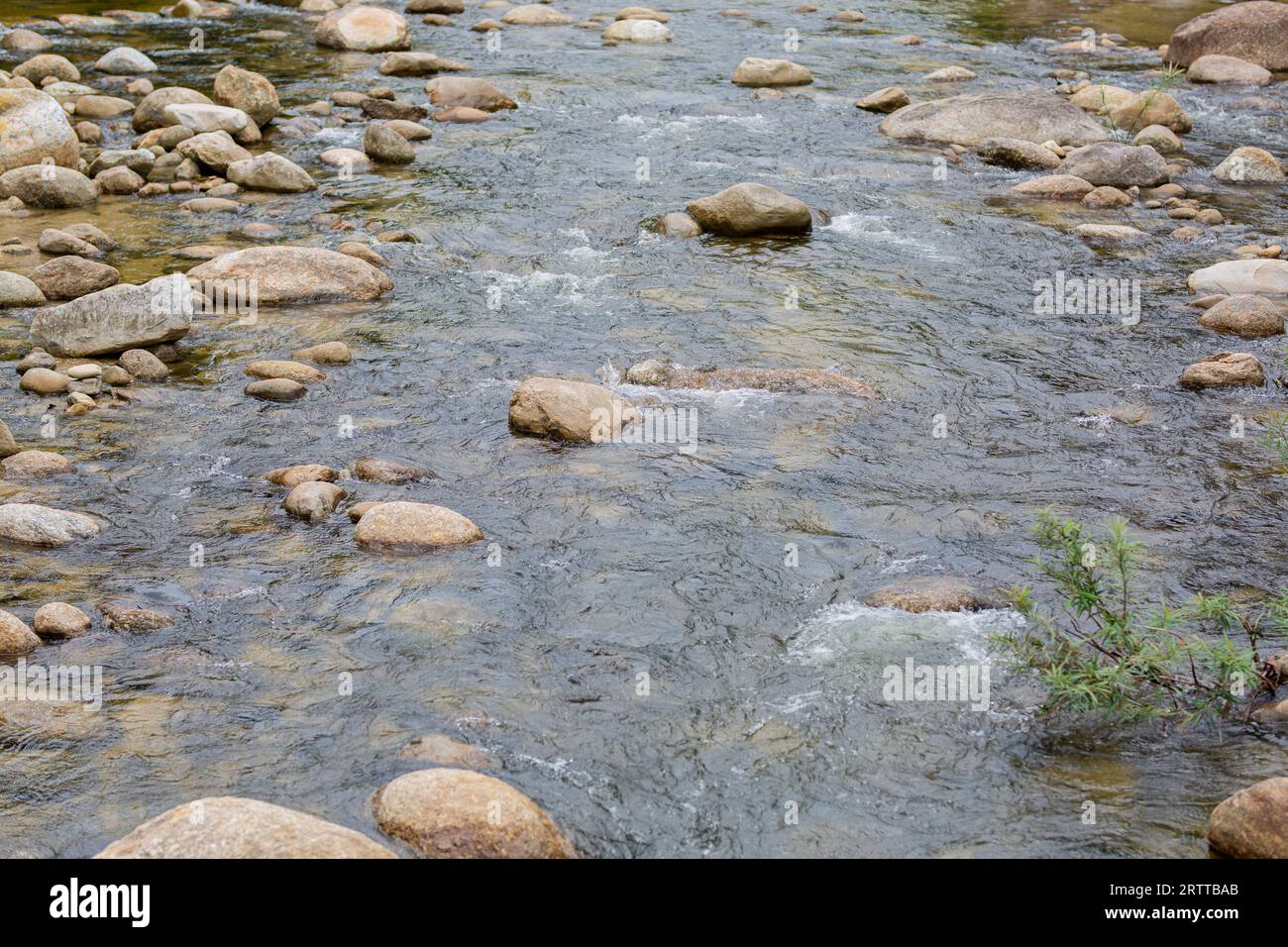 Clean water flowing through rocks hi-res stock photography and images ...