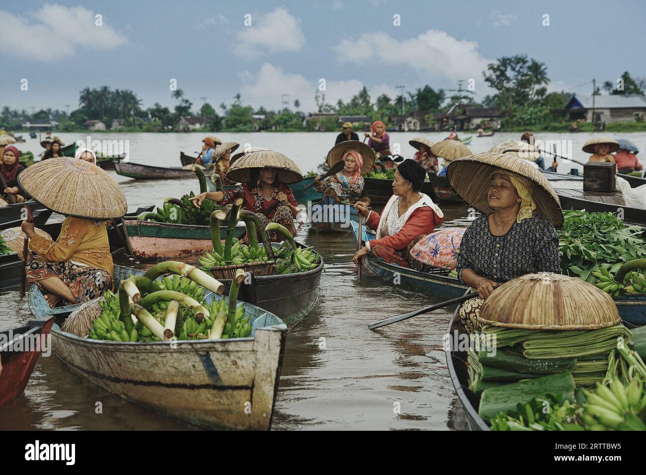 Morning at Beautiful Traditional Floating Market Stock Photo - Alamy