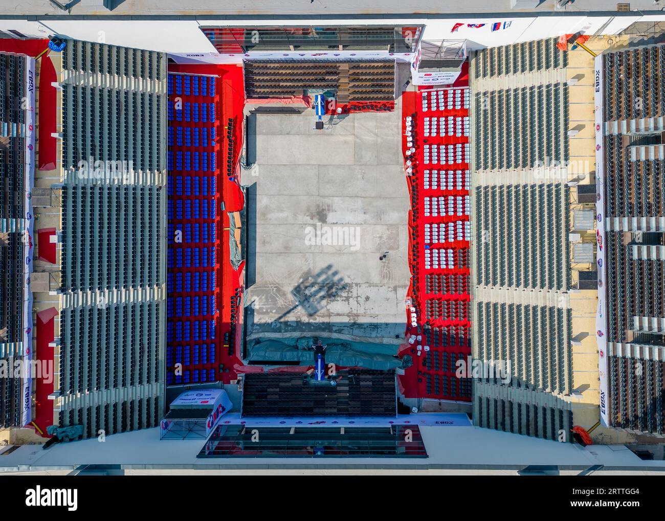 Warehouse exterior wide shot hi-res stock photography and images - Alamy