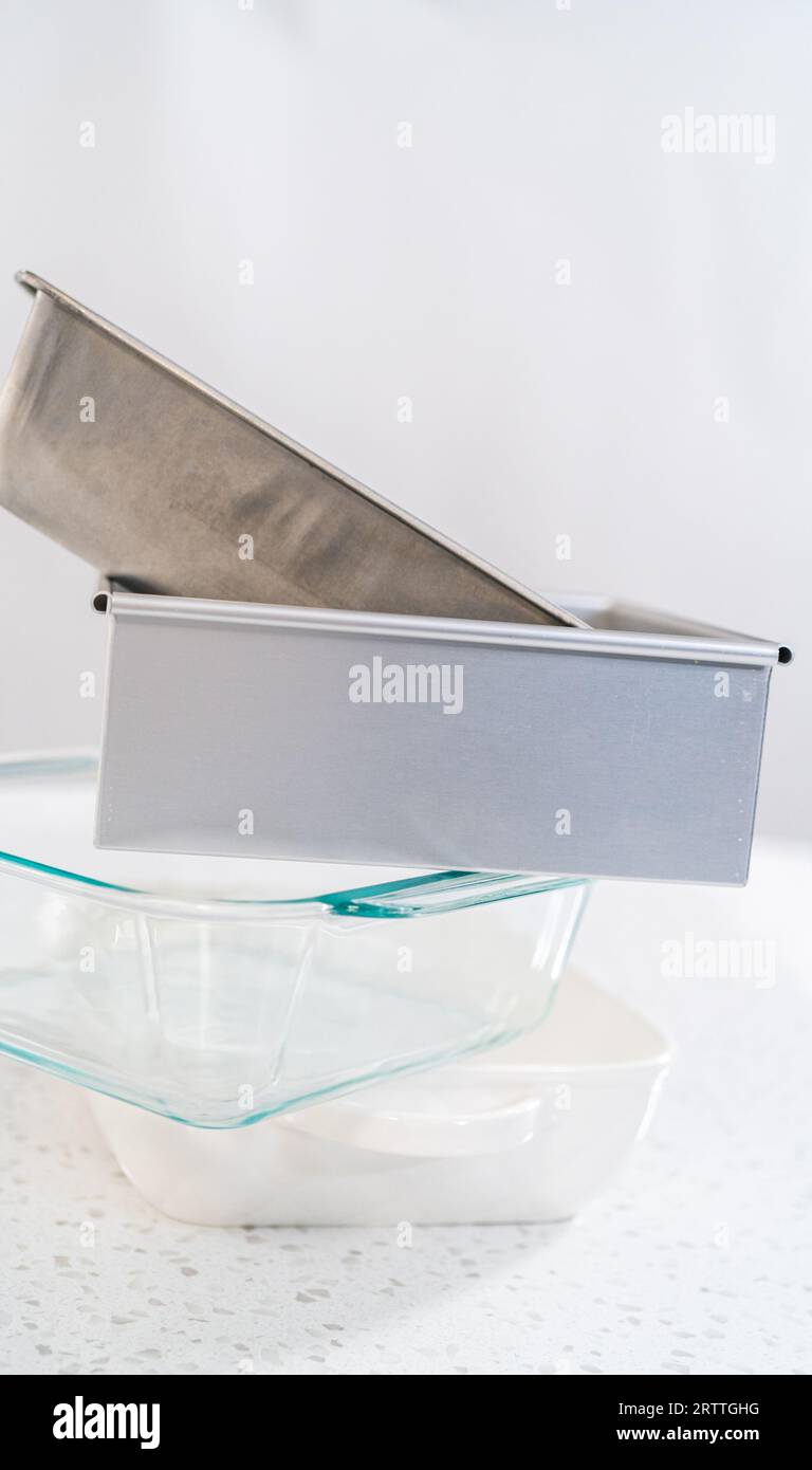 Ceramic square baking dish hi-res stock photography and images - Alamy