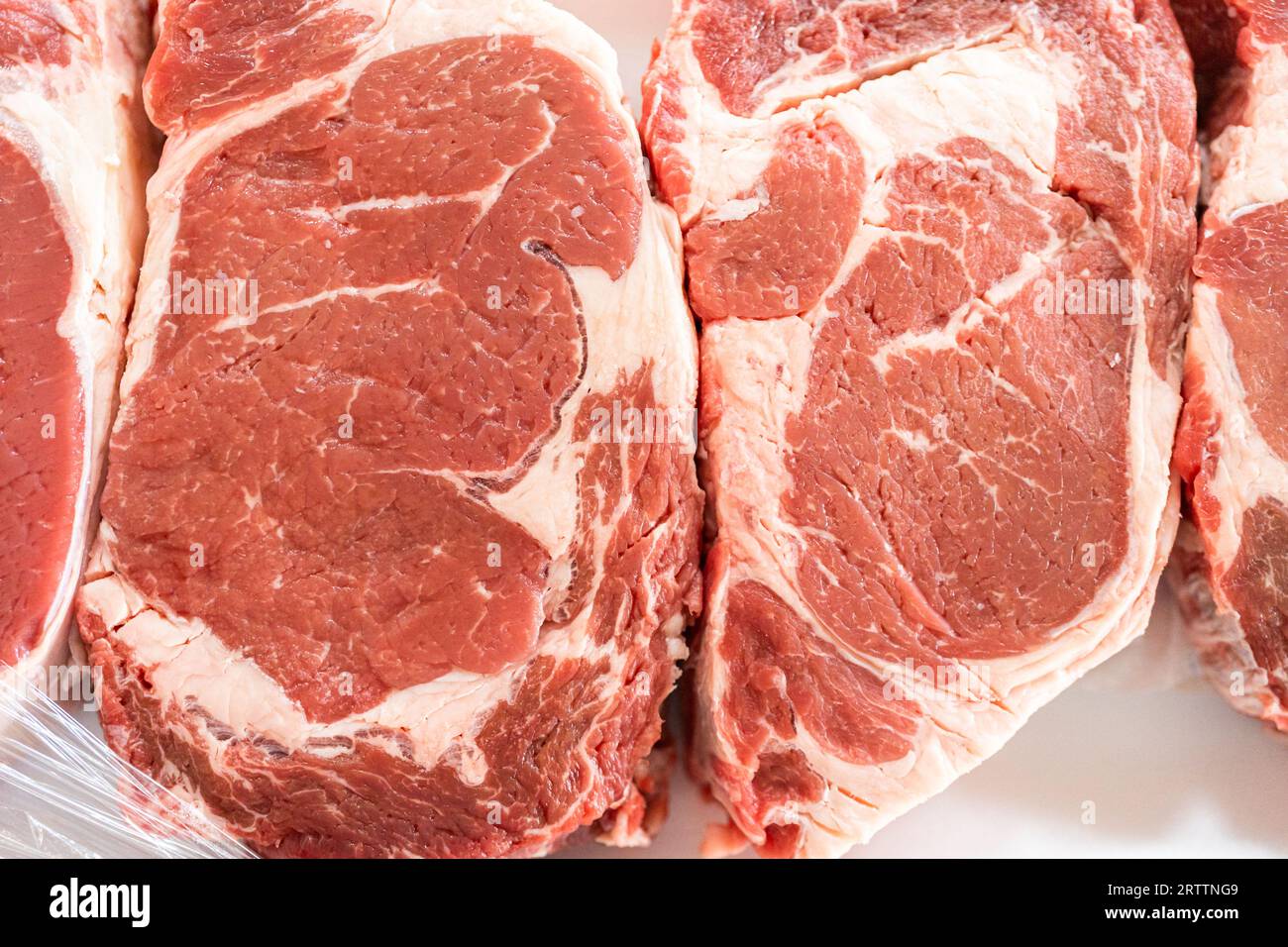 Clean lined white kitchen hi-res stock photography and images - Alamy